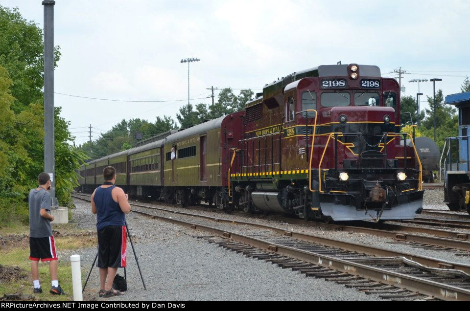 GP30 2198 brings the Souderton Excursion back into town
